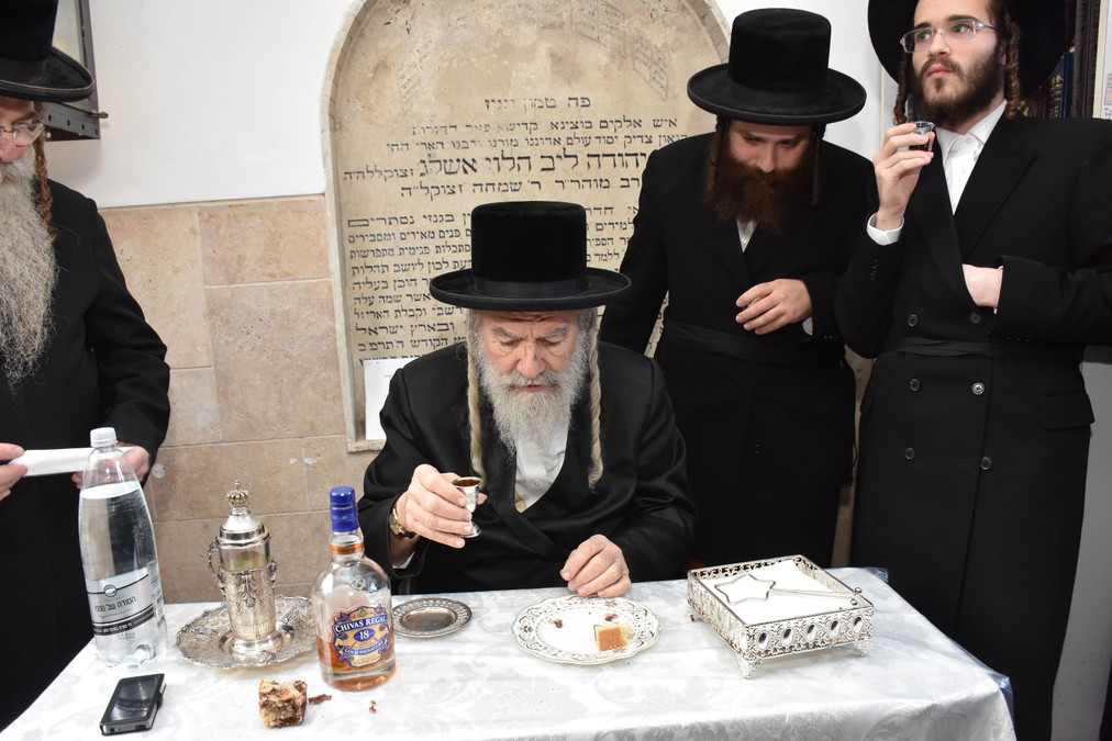 האדמו"ר מאשלג: טיש מיוחד לרגל יומא דהילולא של אביו | כיכר השבת
