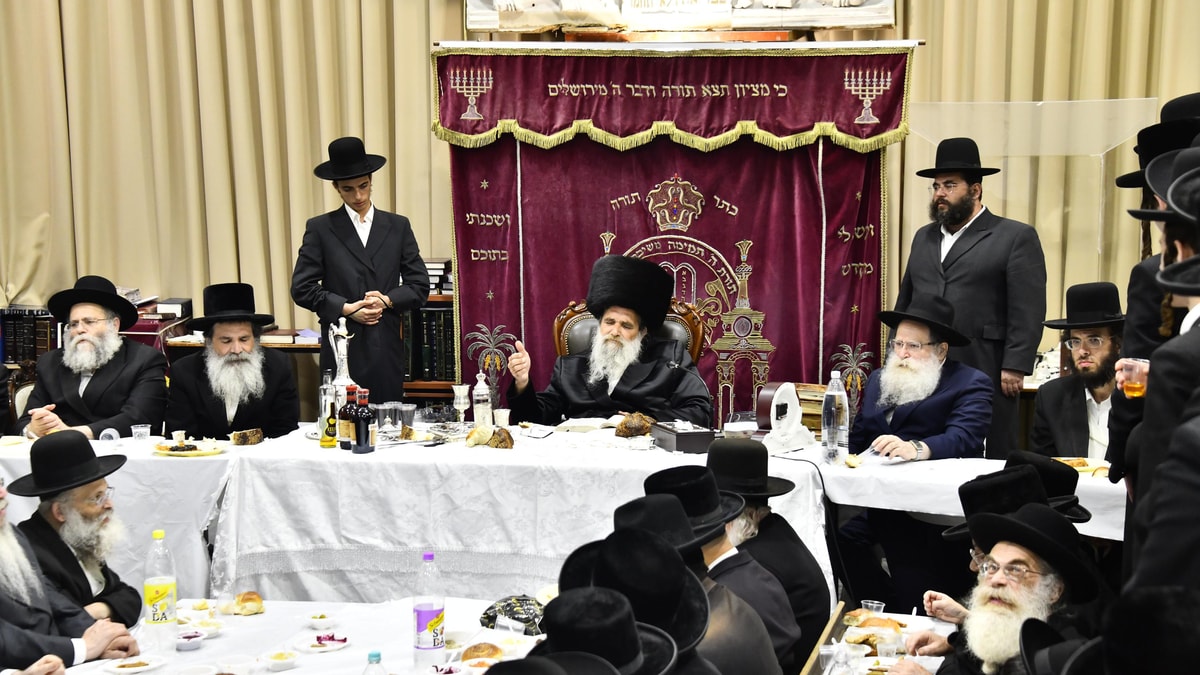 האדמו"ר מאשלג ערך שולחן טהור לזכר אביו בעל ה'יסוד יוסף' | כיכר השבת