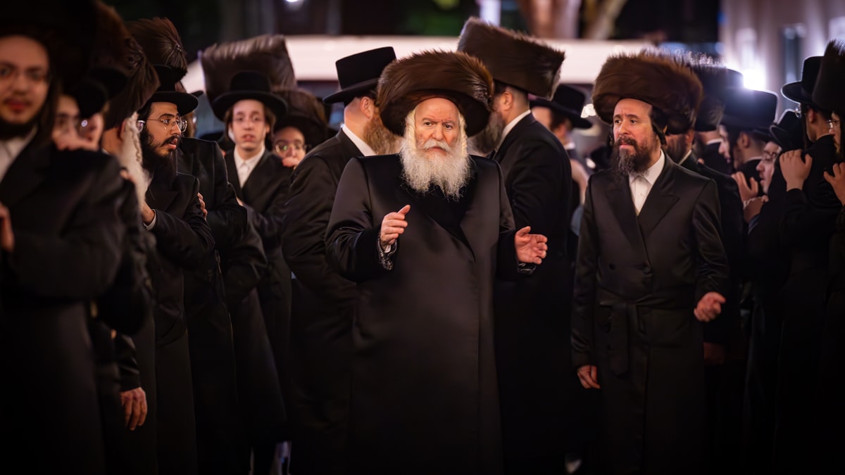 חסידי באבוב בבורו פארק: רחובות נחסמו לתנועה בעת מעמד קידוש לבנה | כיכר השבת