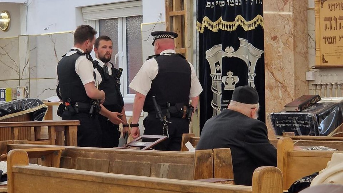 אירוע אנטישמי חמור: ספרי תורה הושלכו בבית כנסת בלונדון | כיכר השבת