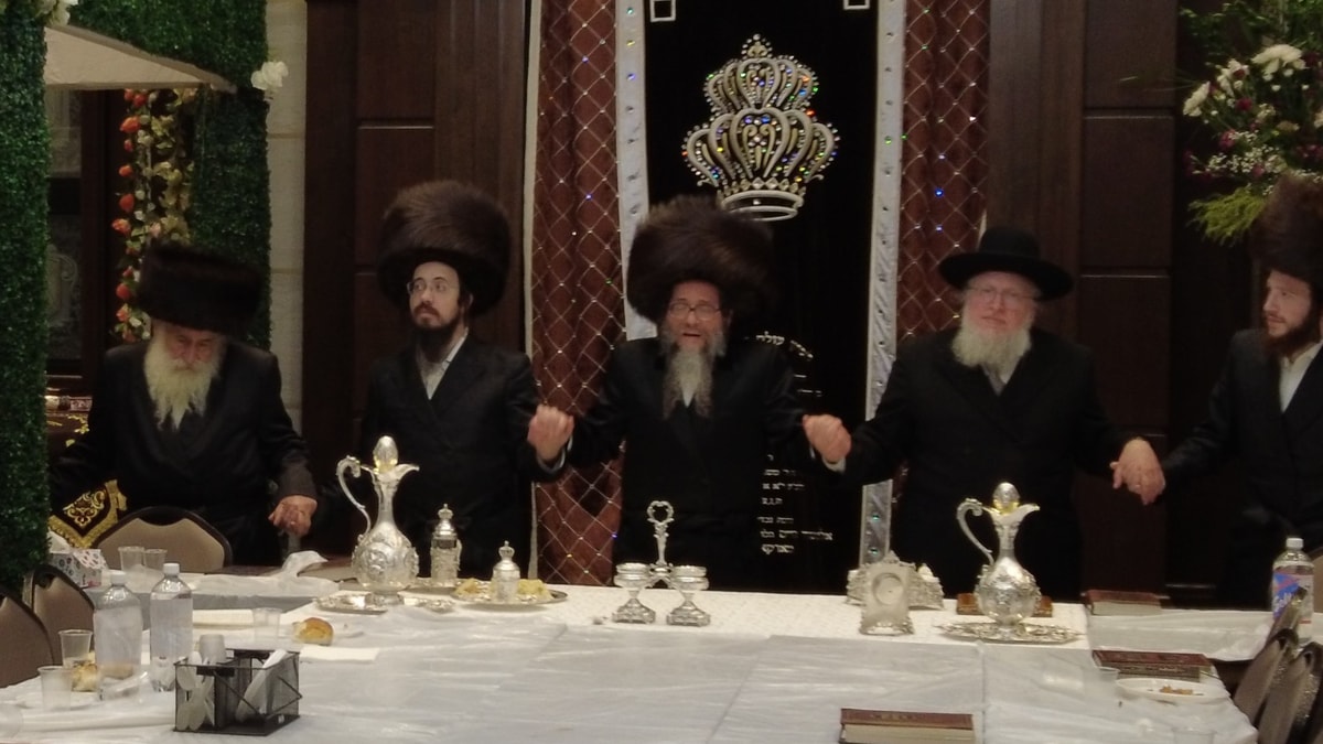 חג השבועות בחצר הקודש סקולען: האדמו"ר ערך תפילות וסעודות חגיגיות | כיכר ...