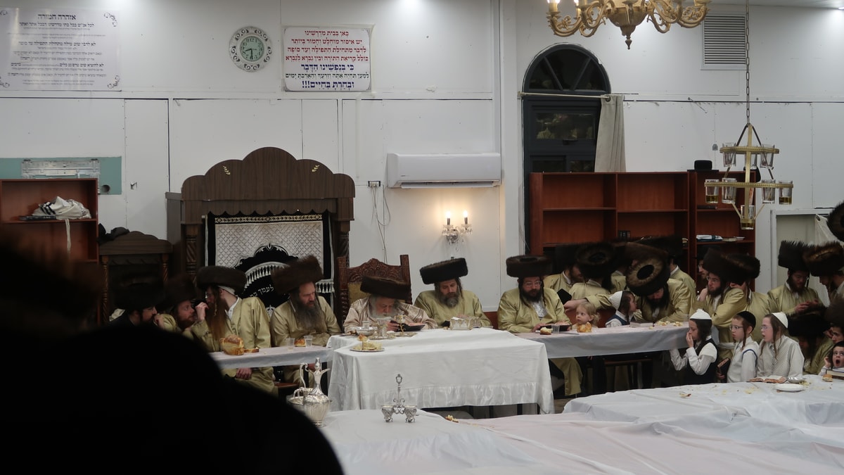 חסידי 'תולדות אברהם יצחק' התכנסו לשבת בצל האדמו"ר במעזריטש | כיכר השבת