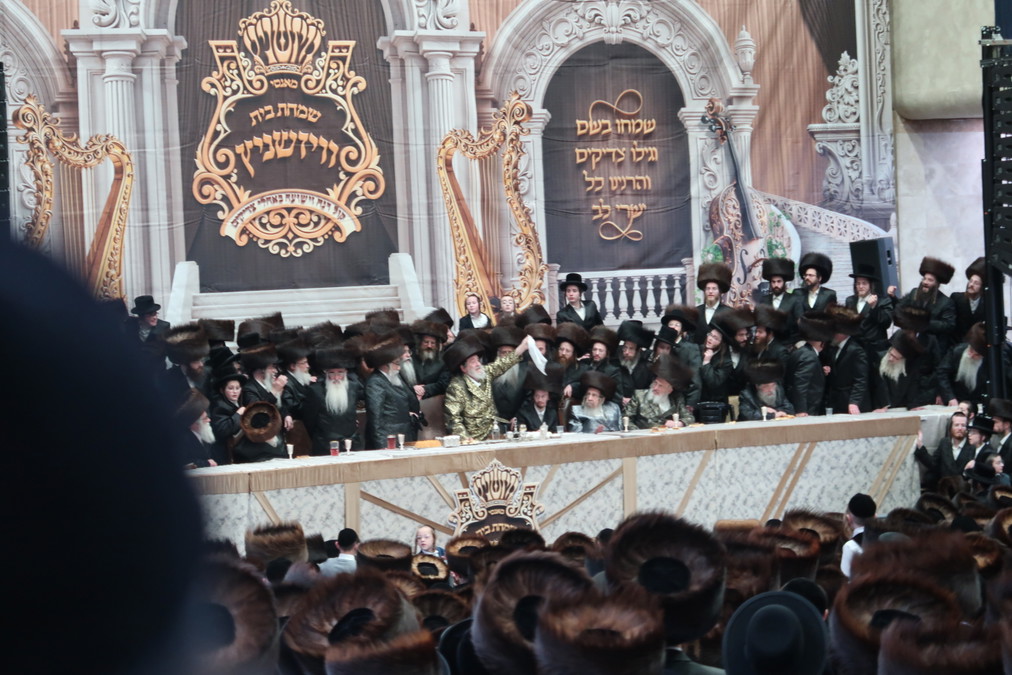 "יש בורא עולם" במונסי: כשהאדמו"ר מויז'ניץ פיזז שעה ארוכה בשיא השמחה ...