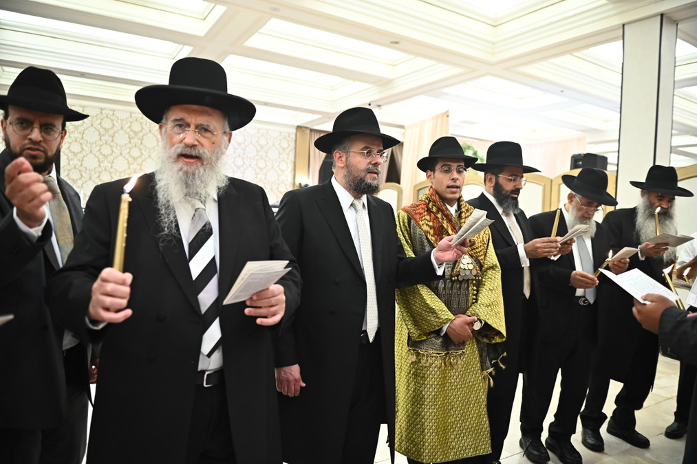 עם נרות ומלבוש קדום; המנהג העתיק והמיוחד בחתונת נכדו של רב קהילת עדן ...